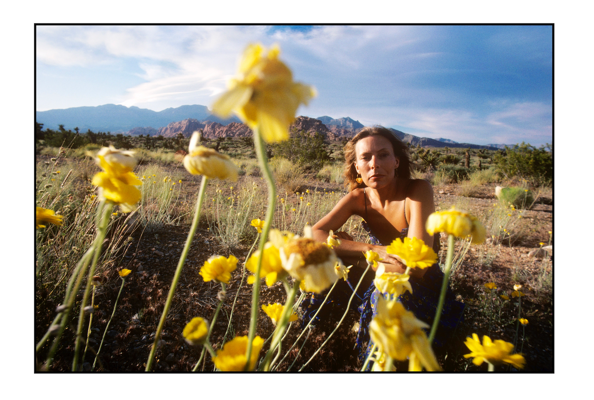 Joni Mitchell, Las Vegas Flower Field, 1978 – Henry Diltz Photography